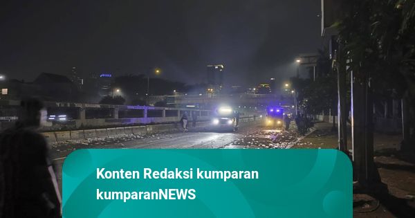 Demo RUU Pilkada Bubar: Jalan di Depan DPR Dibuka, Lalu Lintas Lancar | kumparan.com